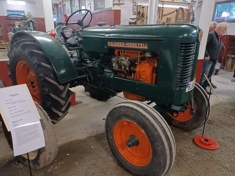 Dalslands Traktormuseum - Traktorer och maskiner från gamla tider